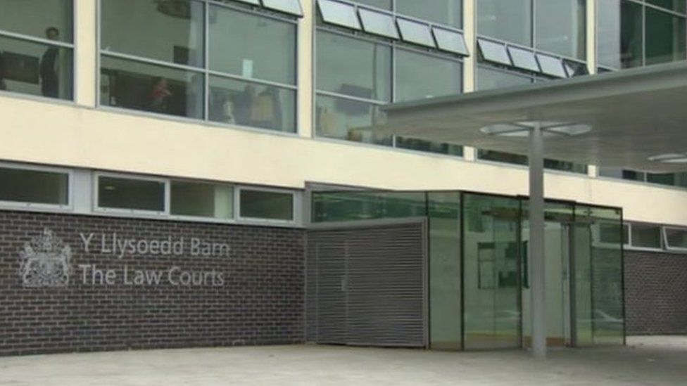 Ex-golf champ Andrew Dodman jailed for Wrexham robberies - BBC News