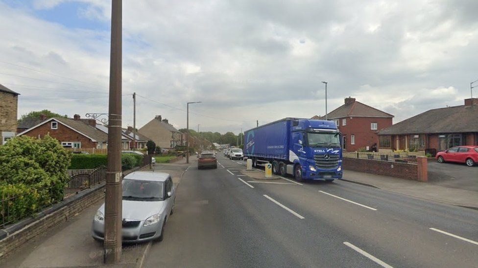 Barnsley: Woman, 85, dies after being hit by car in Wombwell - BBC News