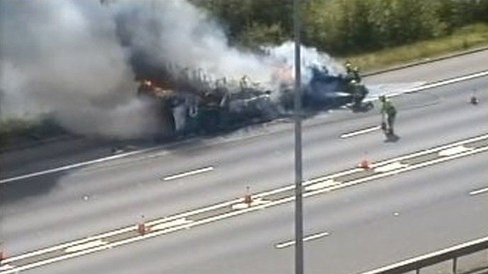 M6 shut after coach catches fire in Warwickshire - BBC News