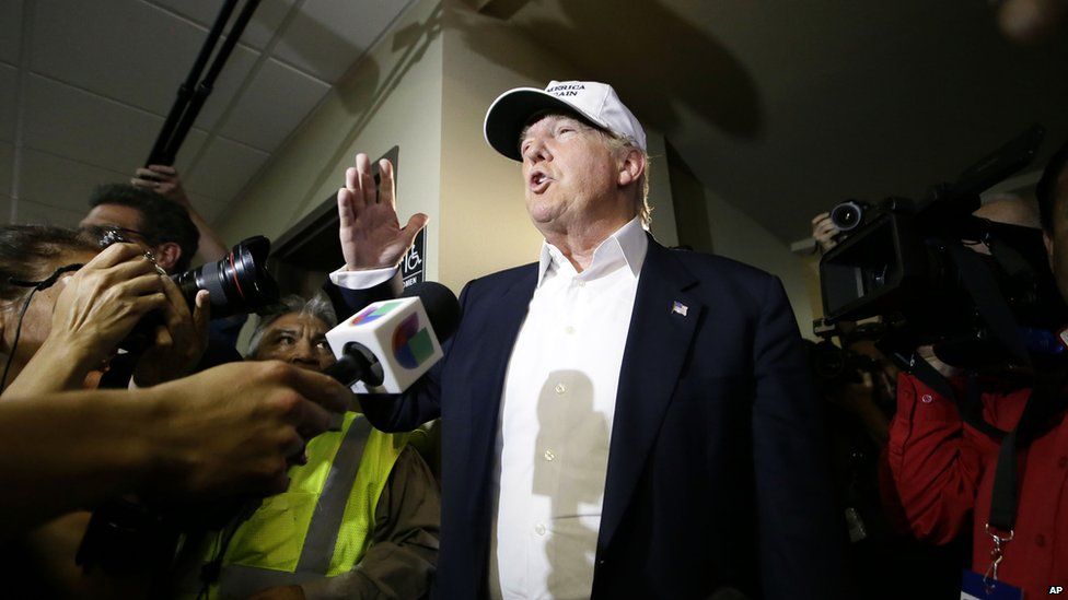 Donald Trump tours Mexican border with Texas - BBC News