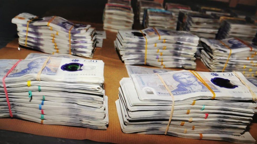 Moss Side police raid uncovers suitcase containing £300k - BBC News