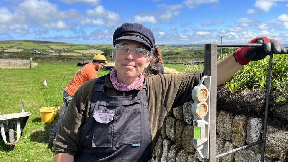 Bringing back endangered craft of Cornish hedging - BBC News