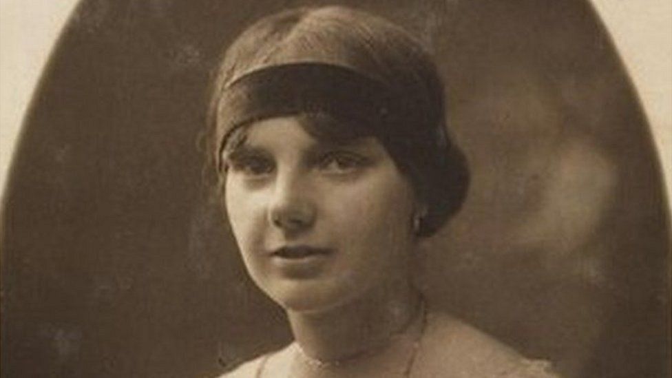 Laura Gailey: Only woman honoured on Derry war memorial - BBC News