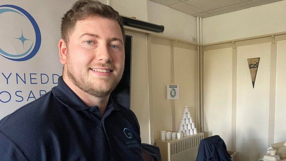 Lansio ymgyrch ar gyfer Wyddfa di-blastig - BBC Cymru Fyw