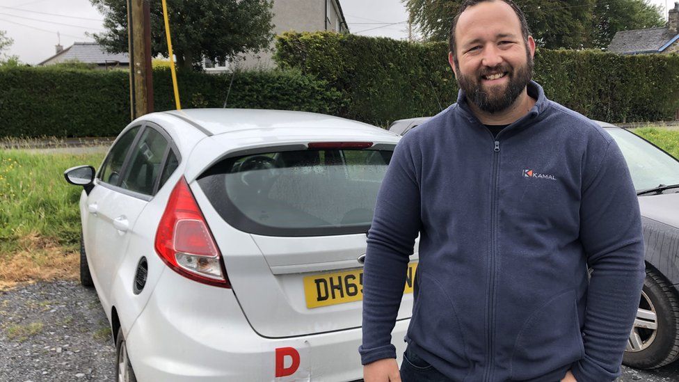 Annog athrawon gyrru i gael hyfforddiant iechyd meddwl - BBC Cymru Fyw