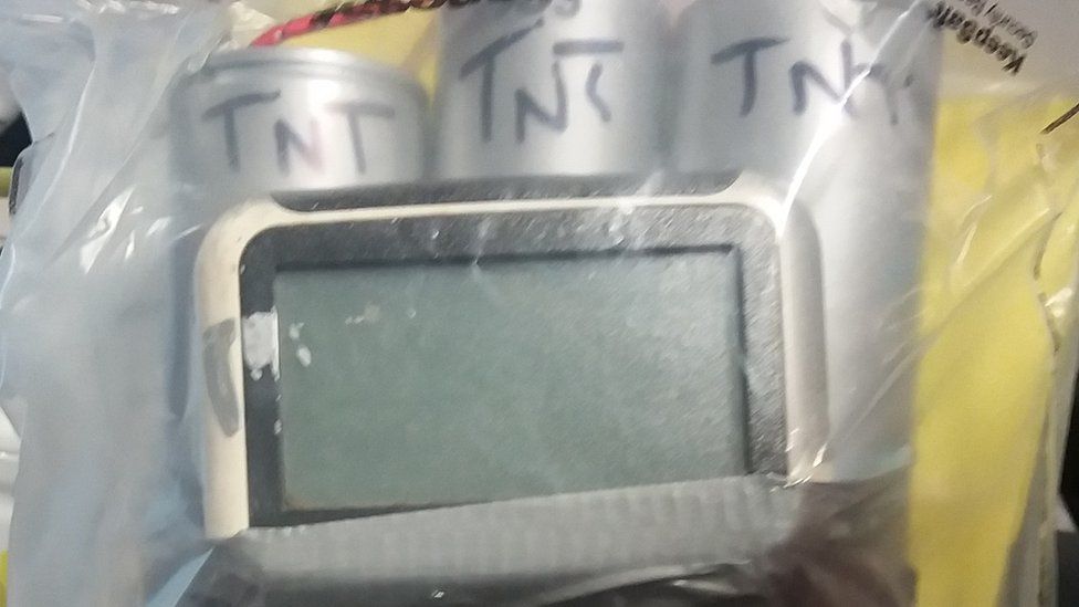 Bank robber claimed he was IS member and carried fake bomb - BBC News