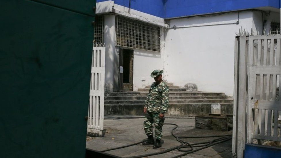 Venezuela power cut: Lootings as desperation grows - BBC News