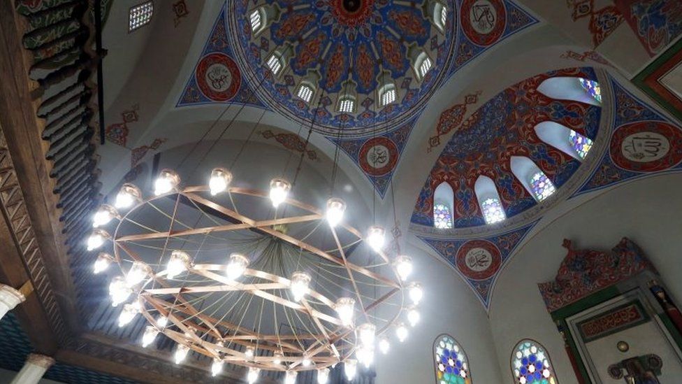 Bosnia's 16-Century Ferhad Pasha mosque re-opens - BBC News