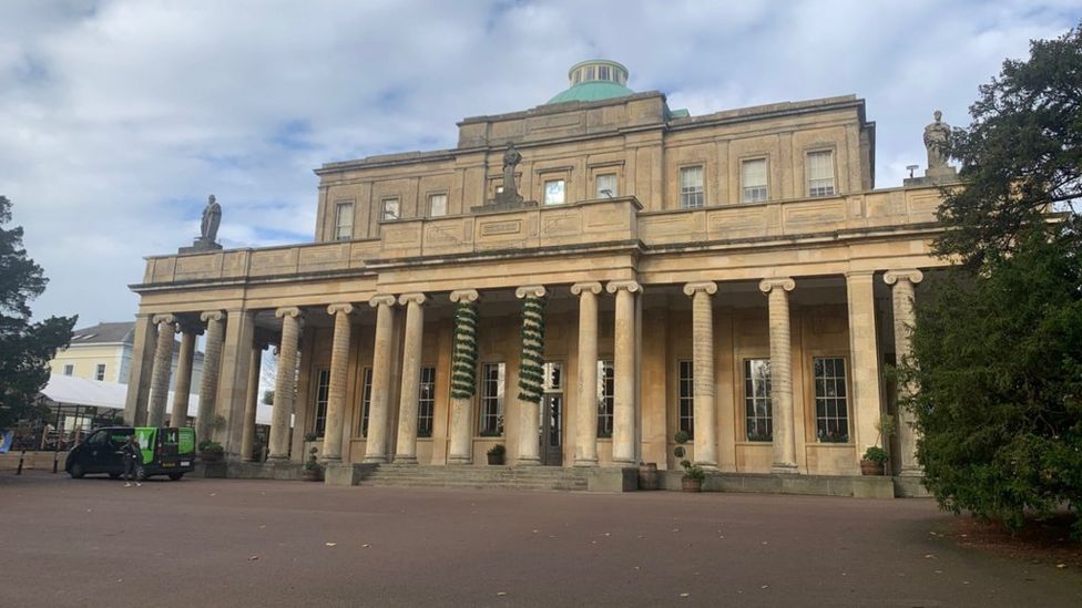 Cheltenham Borough Council plans to use more solar energy - BBC News