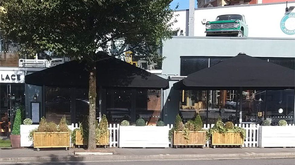 Covid: How are pubs in Wales preparing for winter? - BBC News