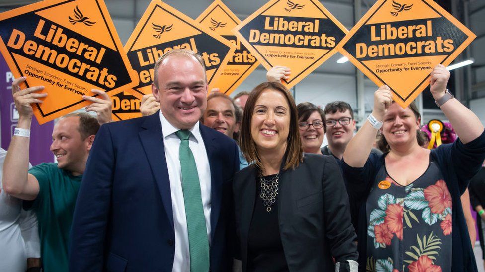 Beth mae newid y ffiniau etholaethol yn ei olygu i Gymru? - BBC Cymru Fyw