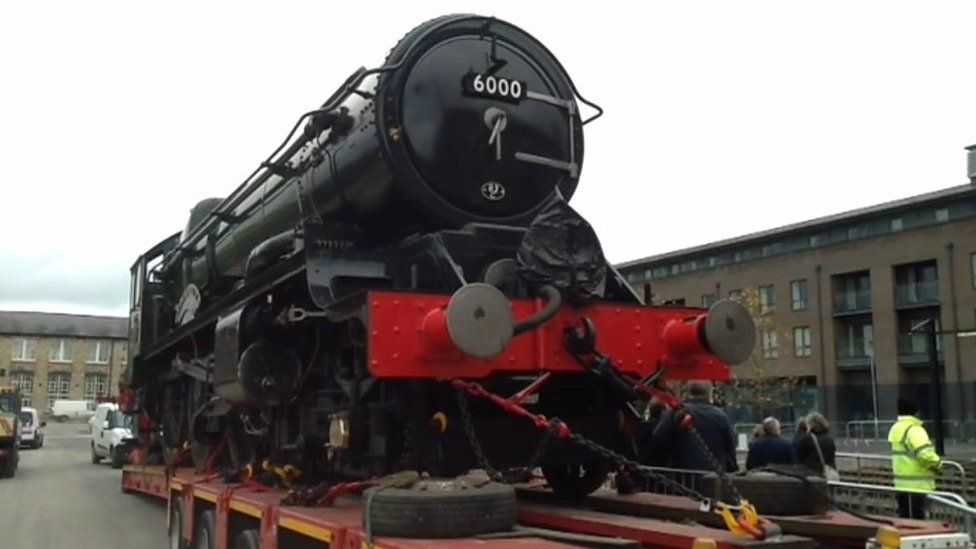Historic steam locomotive arrives at Swindon's steam museum - BBC News