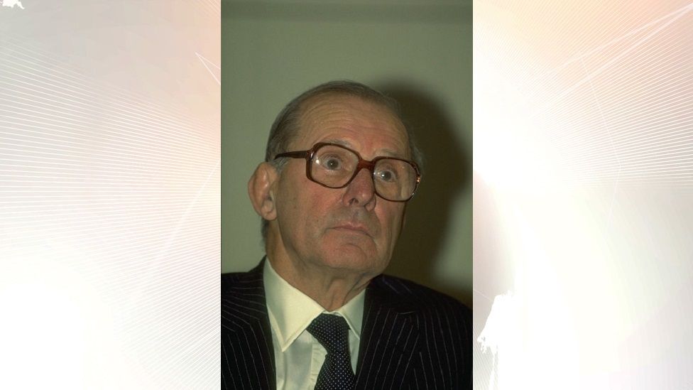 Man rescued ex-Eurotunnel boss after Tube track push - BBC News