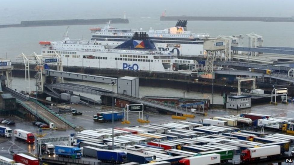 Calais migrants: How is the UK-France border policed? - BBC News