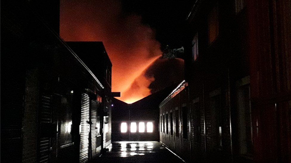 Perivale fire: Firefighters battle large warehouse blaze - BBC News