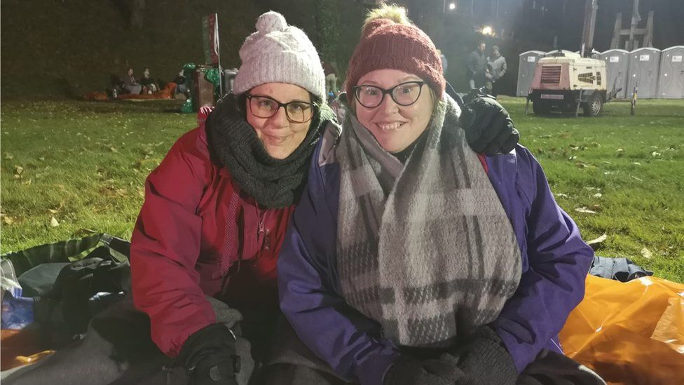 Hundreds sleep rough in Cardiff Castle to highlight homelessness - BBC News