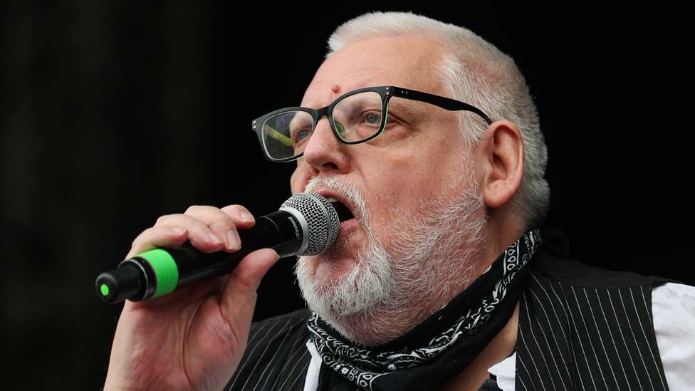 Shaun Doane: Sheffield singer loses £2k in phone scam - BBC News