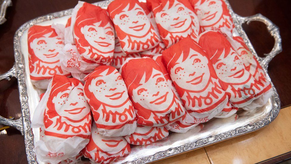 President Trump serves fast food dinner on silver platters - BBC Newsround