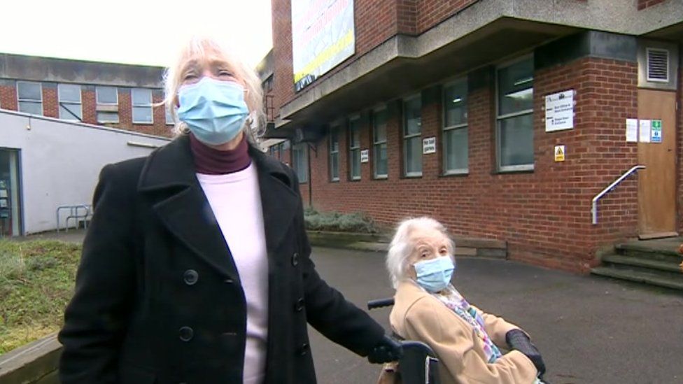 Covid vaccine: Elderly face long queues for jab - BBC News