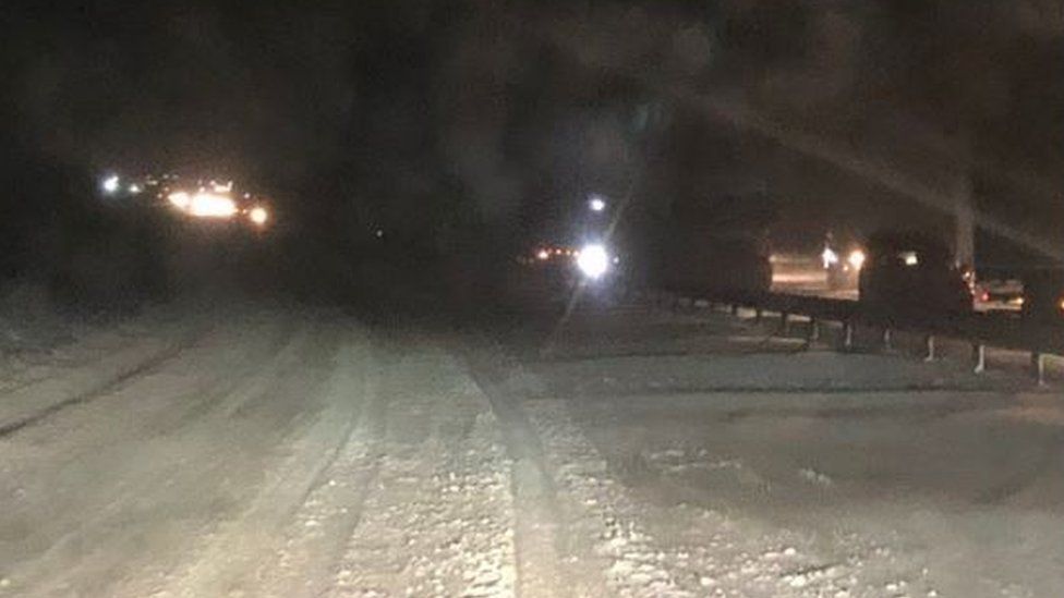 Devon snow: Hundreds stuck on snowy A30 in Okehampton - BBC News