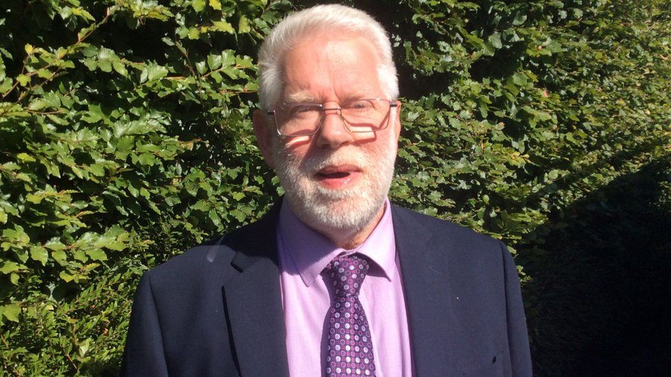Andover councillor 'resigns' during court outburst - BBC News