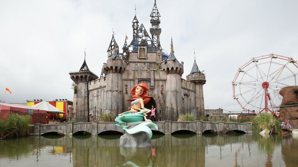 Banksy Dismaland best pictures from Weston-super-Mare - BBC Newsround