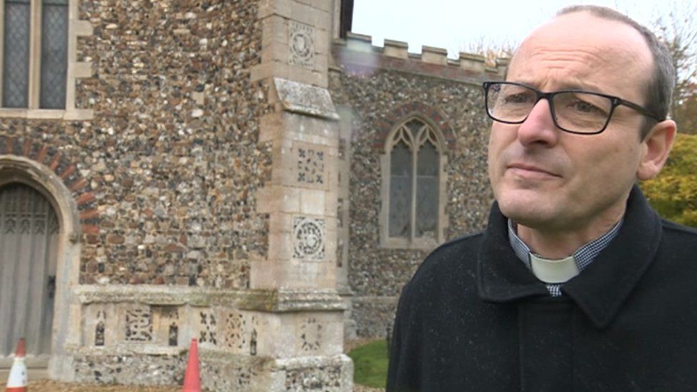 Elmswell lead thieves leave parishioners standing in puddles - BBC News