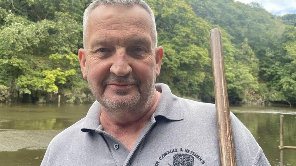 Pollution threatens Wales' coracle fishing tradition - BBC News