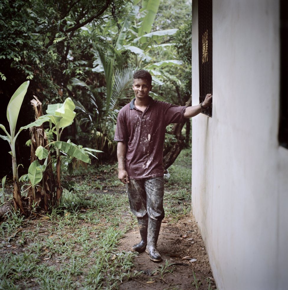 In pictures: Nicaraguan ex-gang members turned plumbers - BBC News