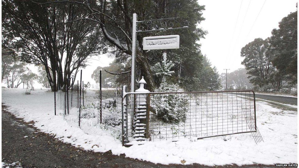 Atmospheric images of snow-covered Australia - BBC News