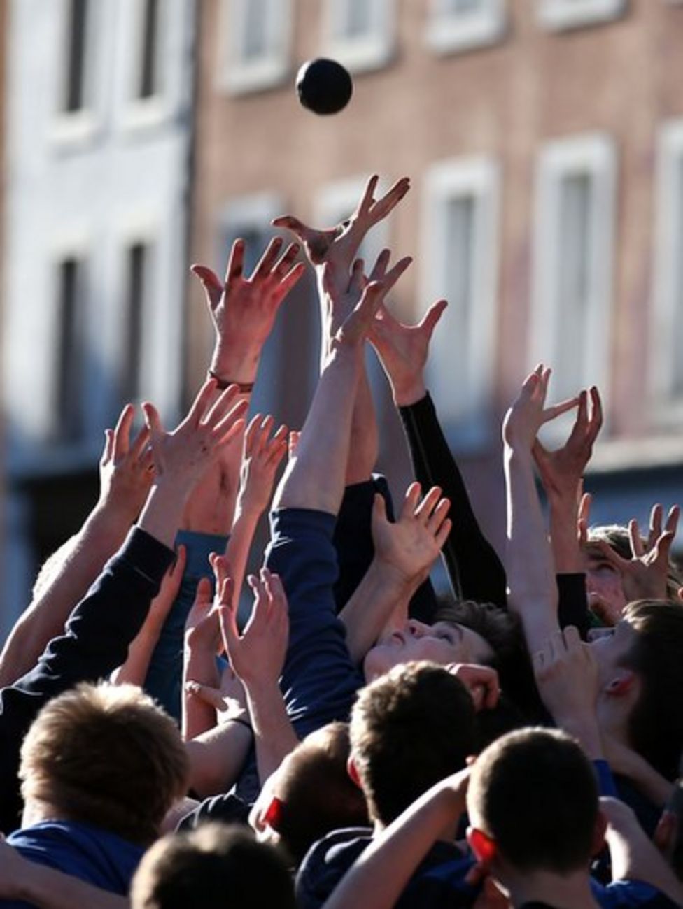 In pictures: Jedburgh's ba game - BBC News
