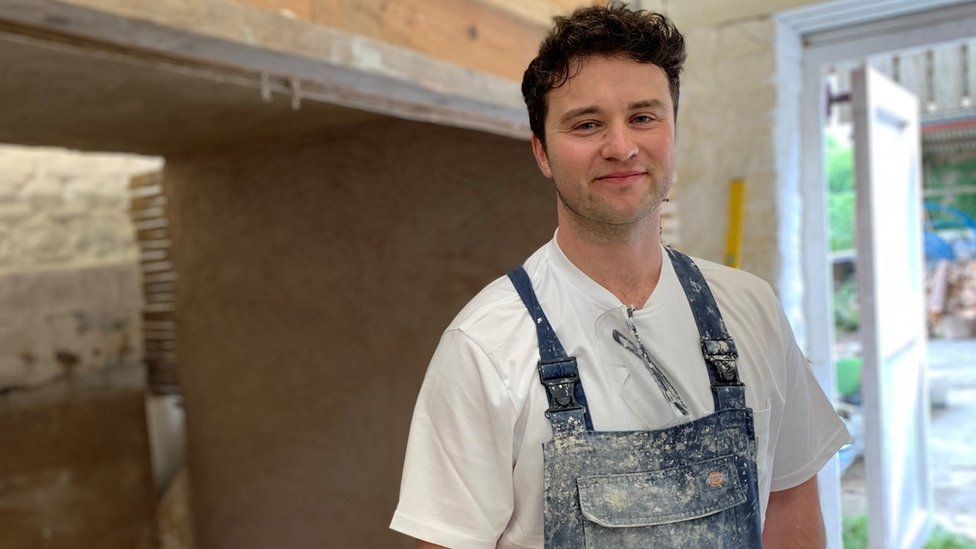 'Diffyg sgiliau yn bygwth adeiladau hynafol Cymru' - BBC Cymru Fyw