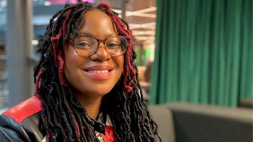 The para-swimmer who found her freedom in the water - BBC News