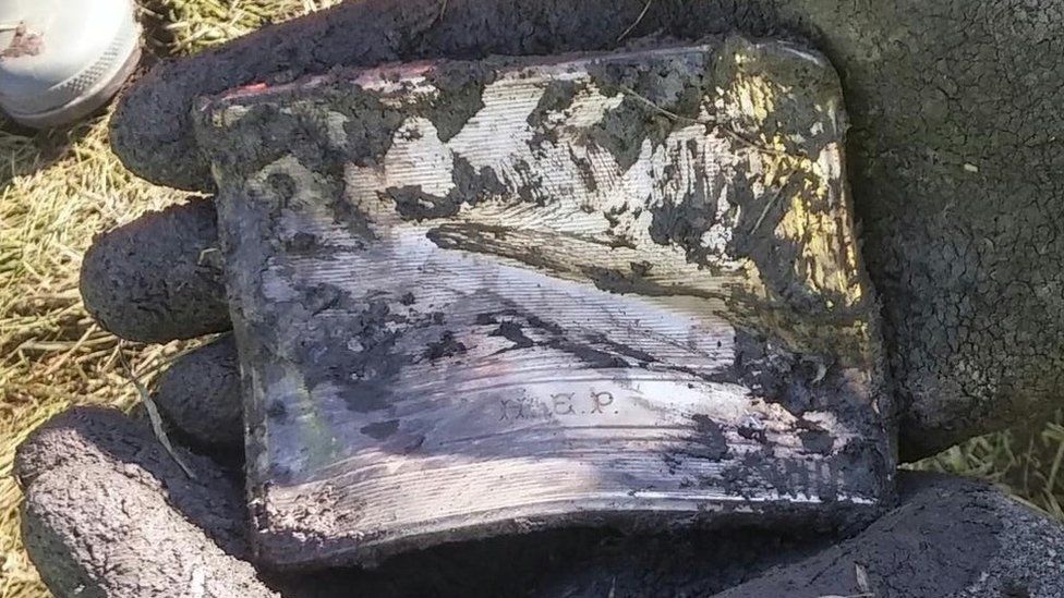 Holme Fen Spitfire dig: Propeller found after dig resumes - BBC News