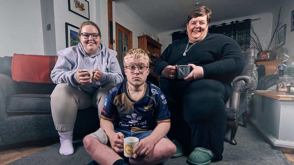 Gogglebocs Cymru: Pwy sydd ar y soffa? - BBC Cymru Fyw