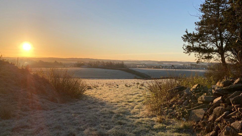 Brrr-ace yourselves: Sub-zero scenes in Scotland - BBC News