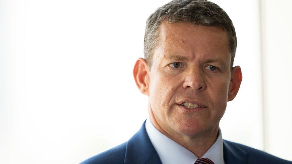 Cadarnhau gwaharddiad Rhys ab Owen o'r Senedd - BBC Cymru Fyw