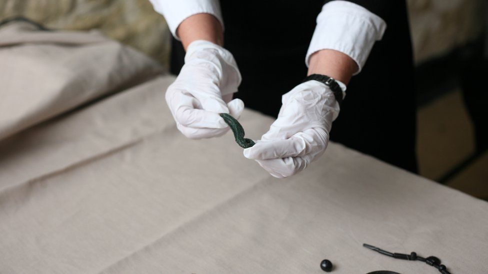 Wroxeter 'pendants' turn out to be Roman make-up tools - BBC News