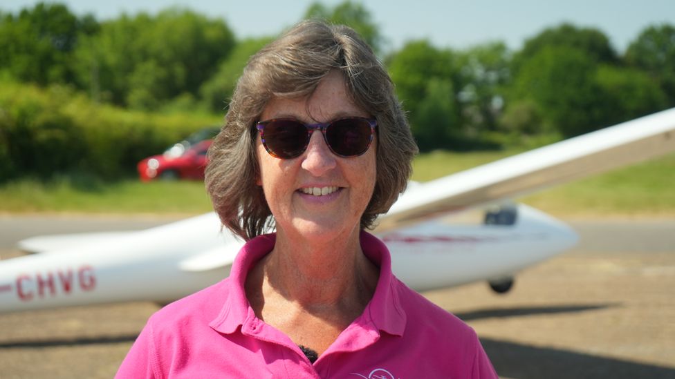 Suffolk pilot, 15, wants to inspire more women into gliding - BBC News