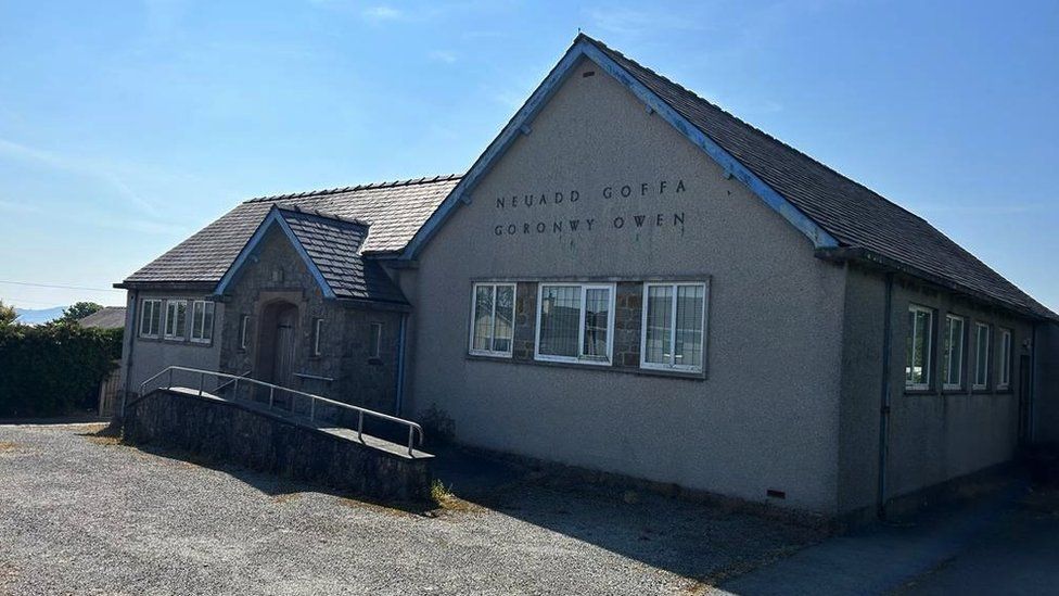 Goronwy Owen: Dweud y stori'n llawn - BBC Cymru Fyw