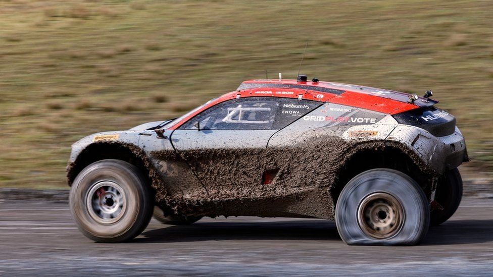In pictures: Electric rally at old Glenmuckloch coal mine - BBC News