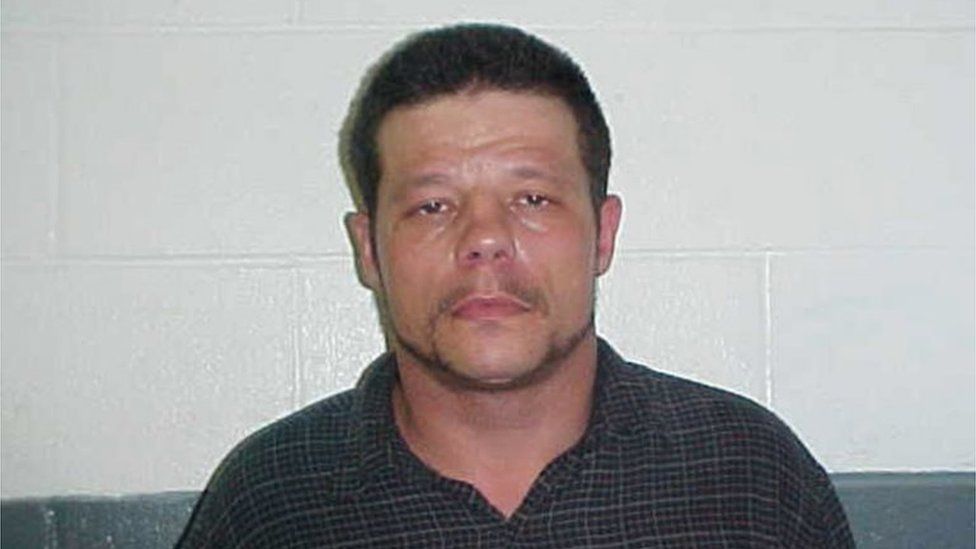 Oklahoma fugitive sought for double murder - BBC News