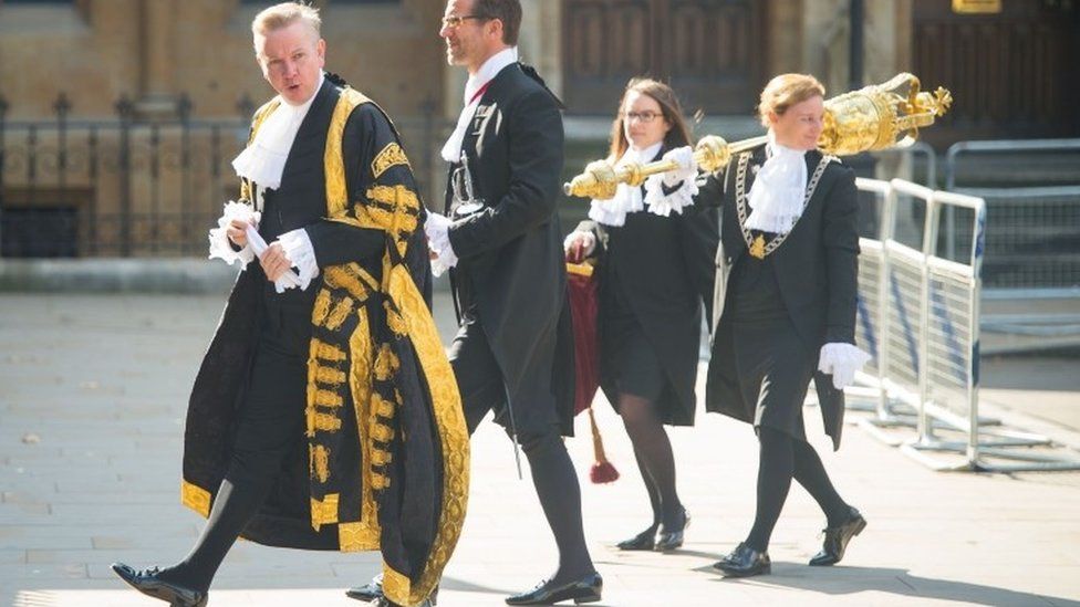 Gove eyes changes to prison governors' role - BBC News