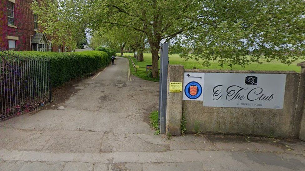 Tuffley closure: Event businesses step in to help - BBC News