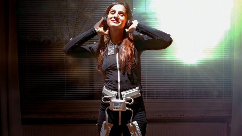 Multiple sclerosis: Body suit helps Ipswich man to walk unaided - BBC News