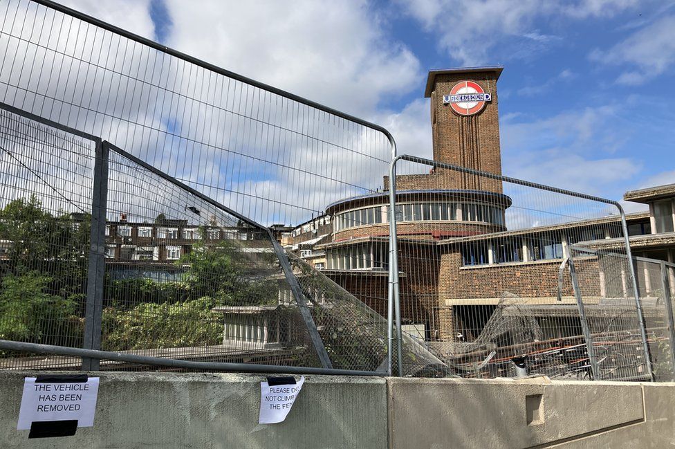 Park Royal residents warned of speeding before deadly car crash - BBC News