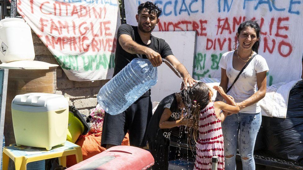 Violent protest in Italy after Roma families moved - BBC News