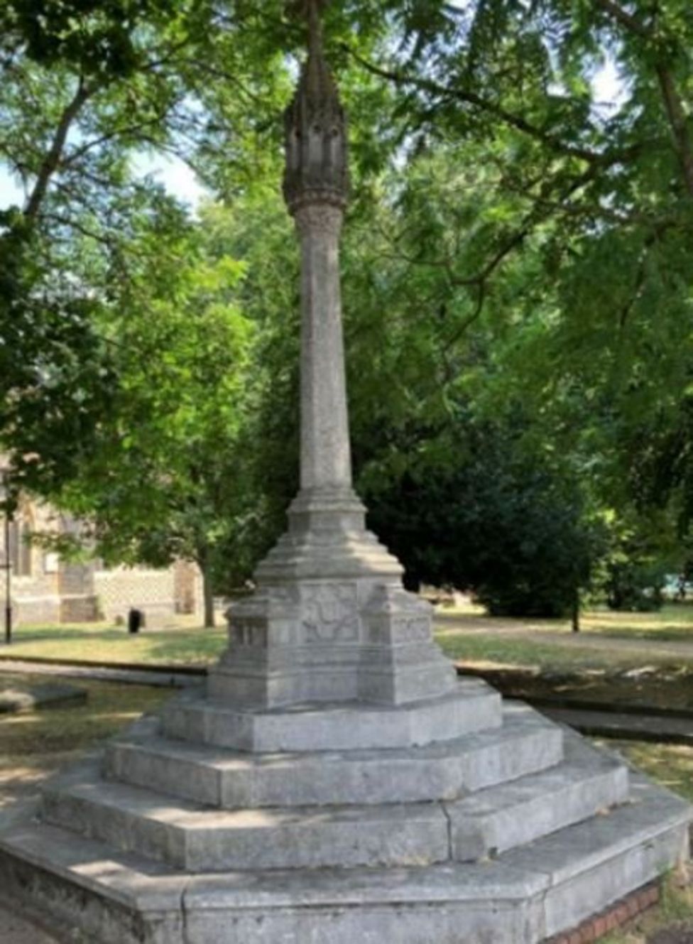 Reading historic monuments to be restored - BBC News