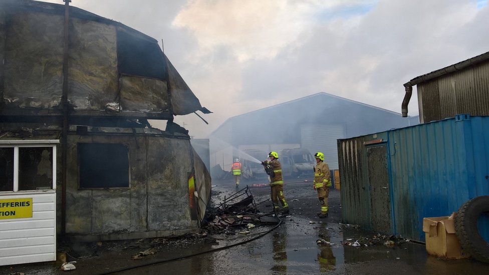 Goring Heath 'severe' farm blaze extinguished - BBC News
