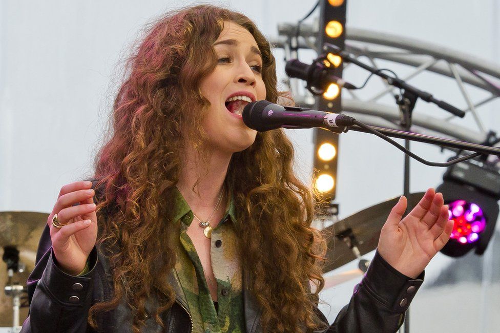 Rae Morris' Boardmasters childhood dream becomes a reality - BBC News